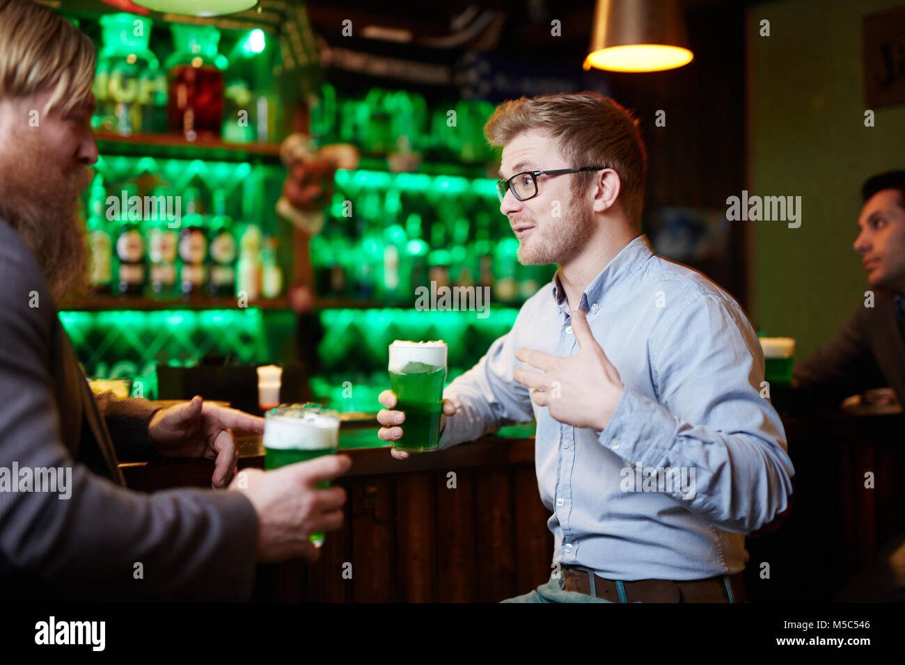 Pub conversation hi-res stock photography and images - Alamy