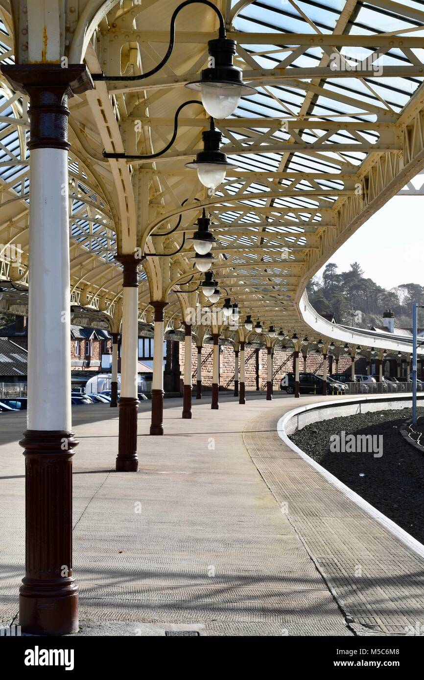 Curved platform hi-res stock photography and images - Alamy