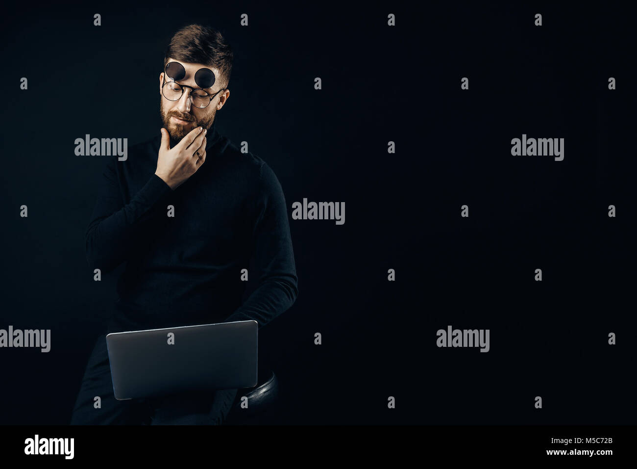 Thinking man in flip glasses with laptop Stock Photo - Alamy