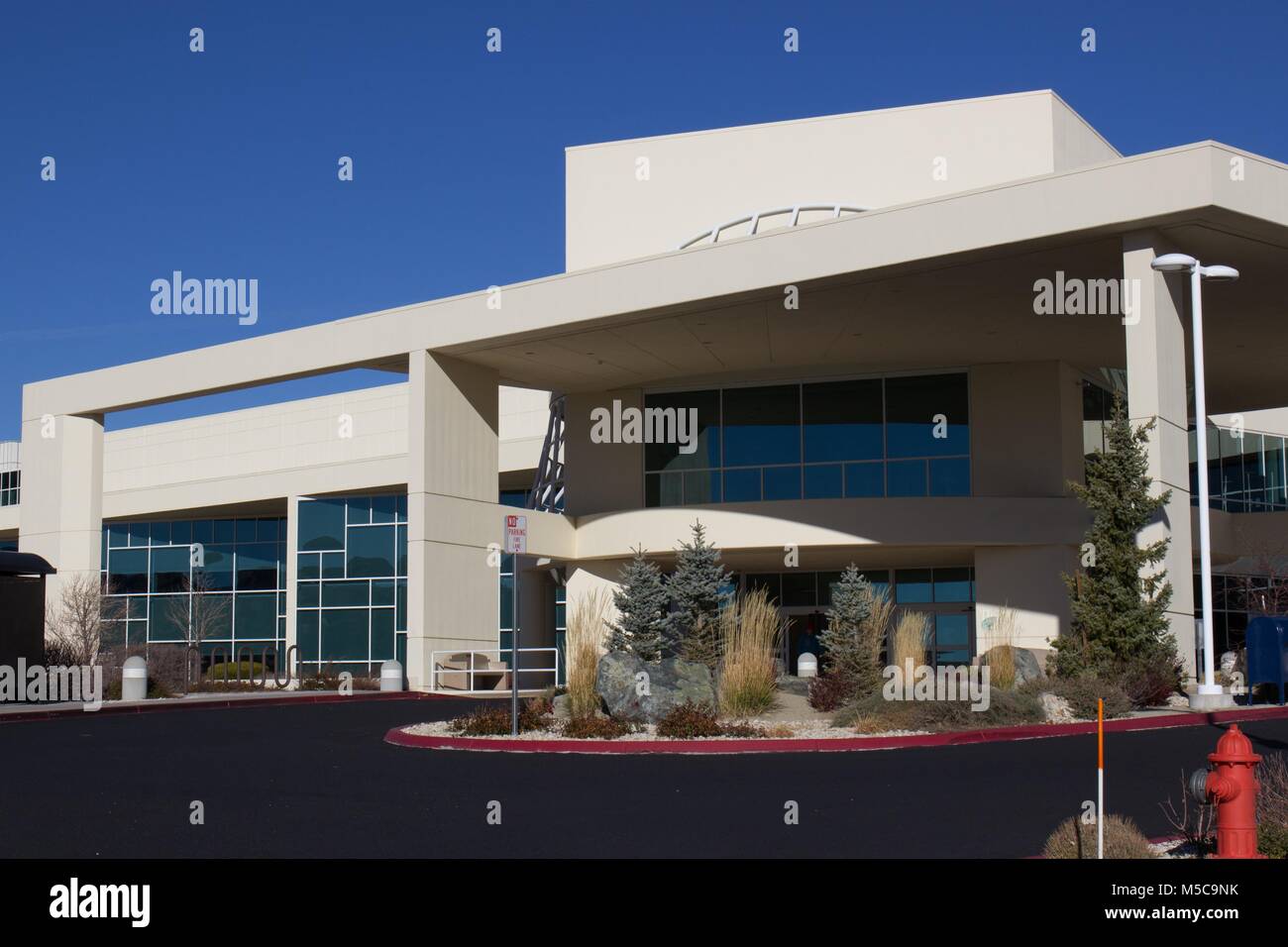 Circular Drive Entrance To Modern Building Stock Photo - Alamy