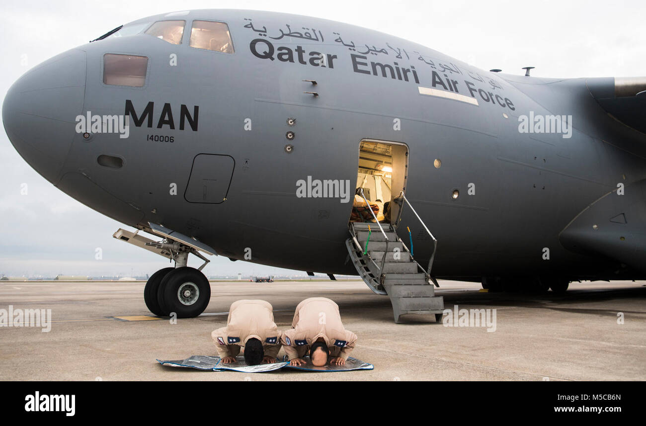 A Qatar Emiri Air Force C-17 Globemaster III aircrew works with U.S ...