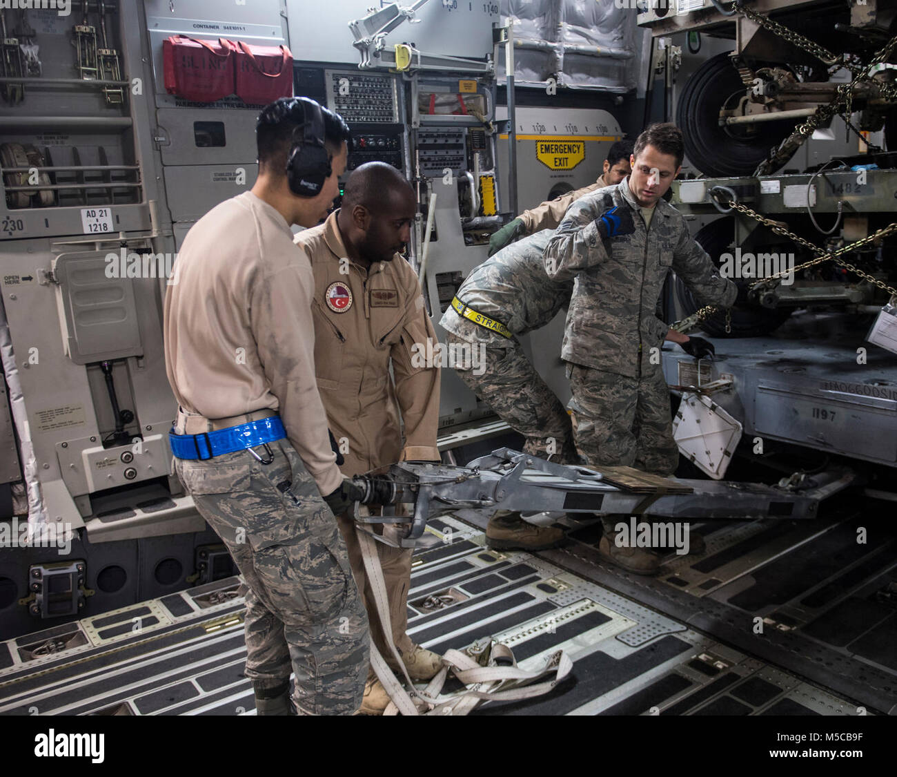 A Qatar Emiri Air Force C-17 Globemaster III aircrew works with U.S ...
