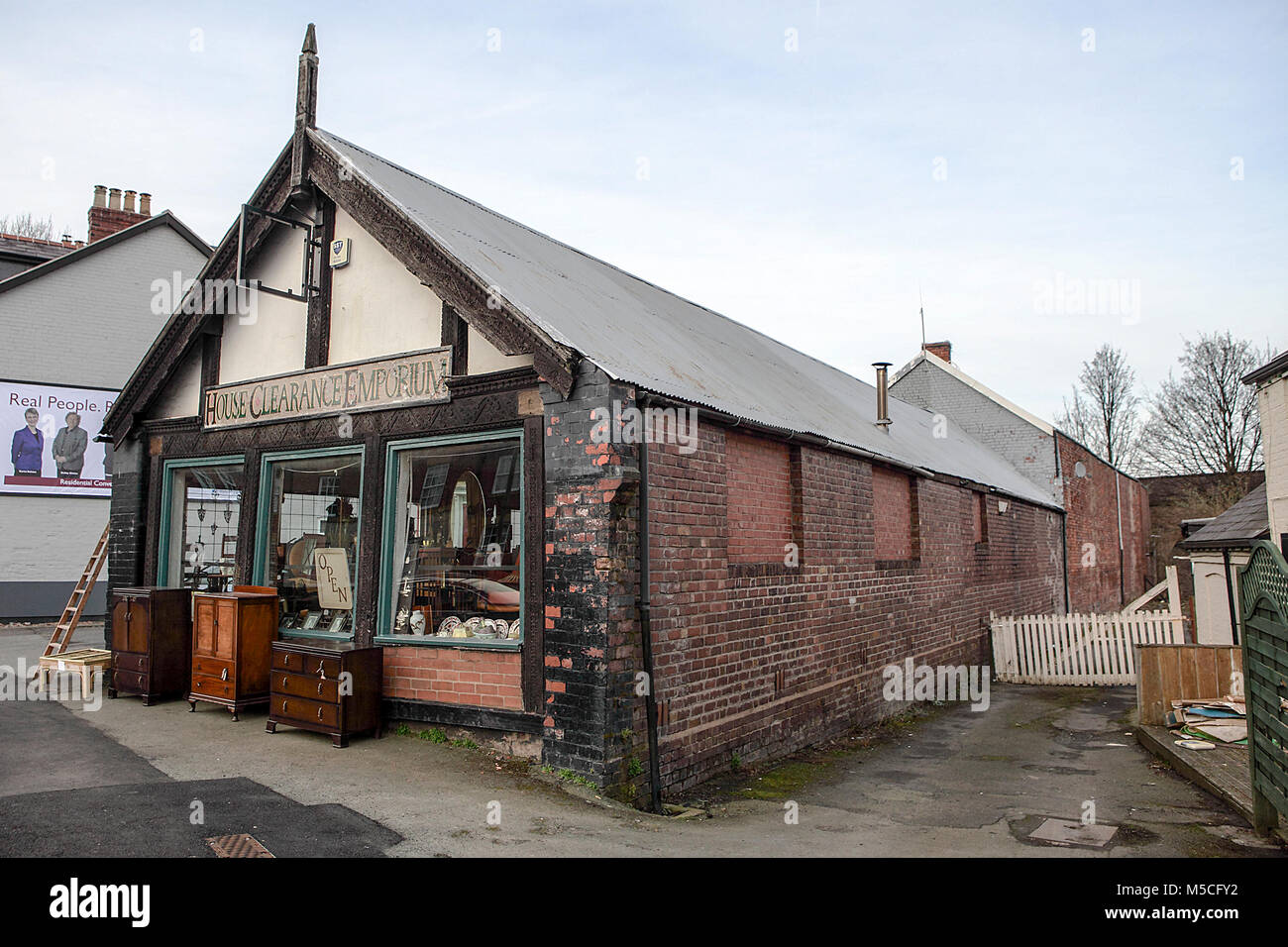 Junk shop exterior hi-res stock photography and images - Alamy