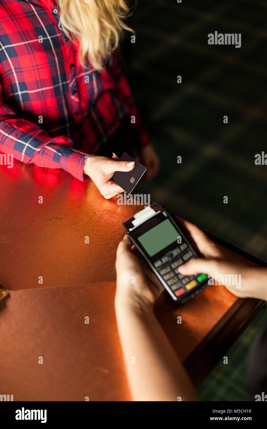 Pay a cashier hi-res stock photography and images - Alamy