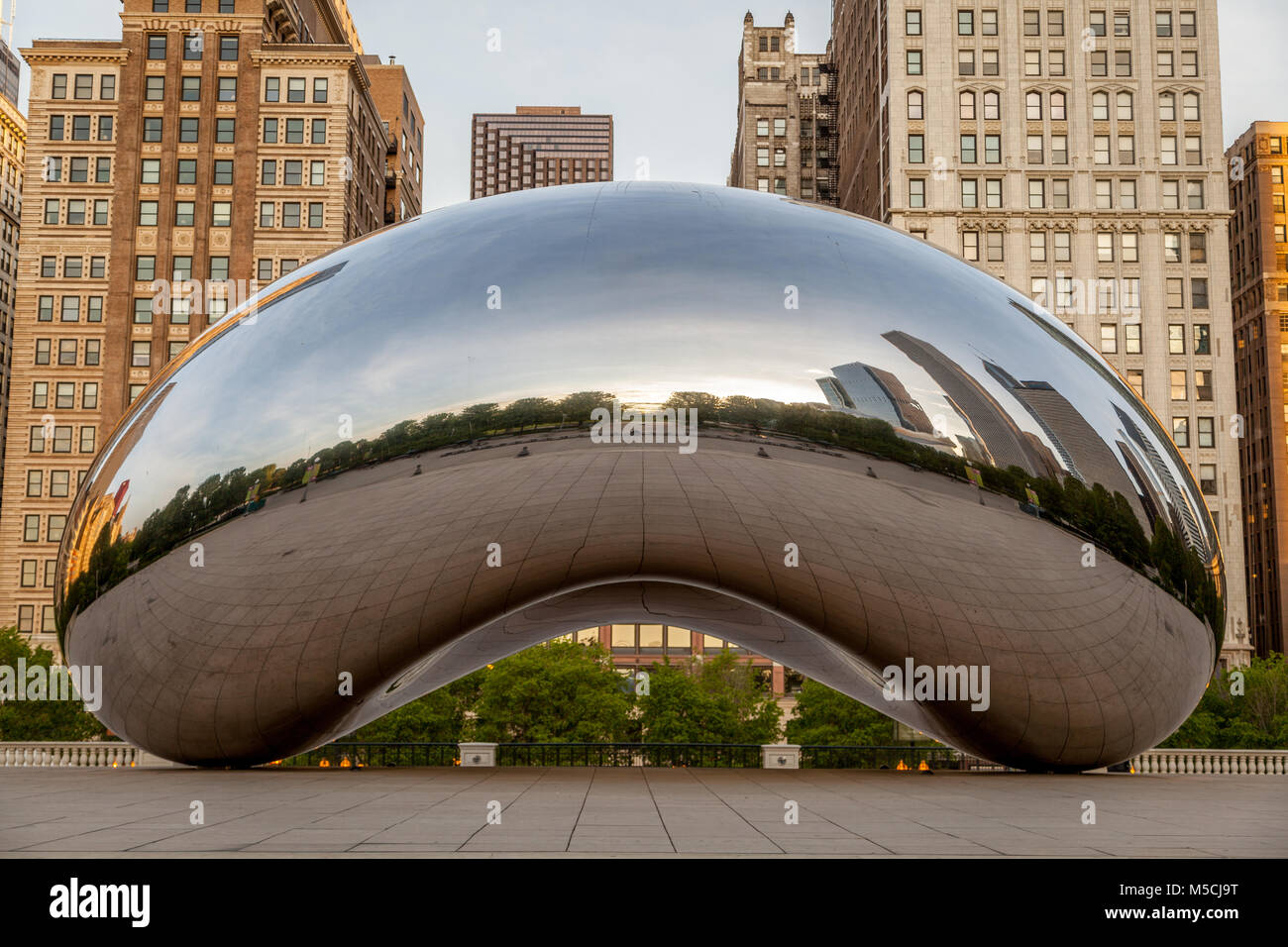 Cloud gate bean metal sculpture hi-res stock photography and images - Alamy