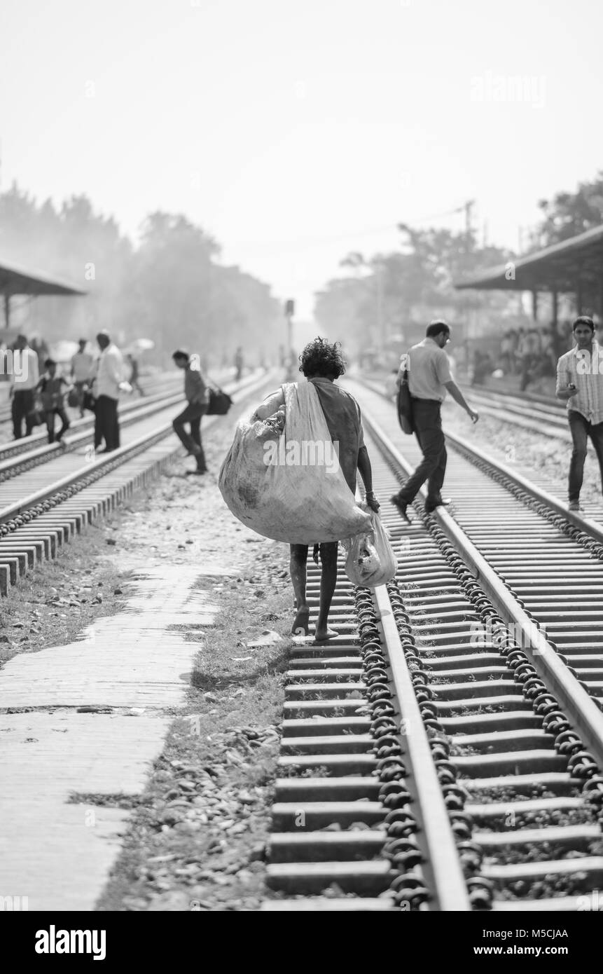 garbage collector at Dhaka railway track Stock Photo - Alamy