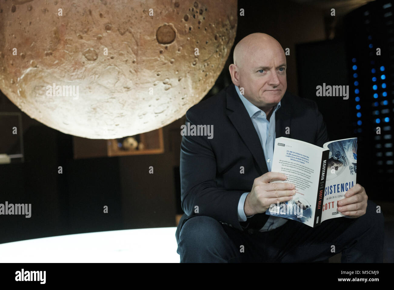 Astronaut Scott Kelly promotes his new book 'Endurance: A Year in Space ...