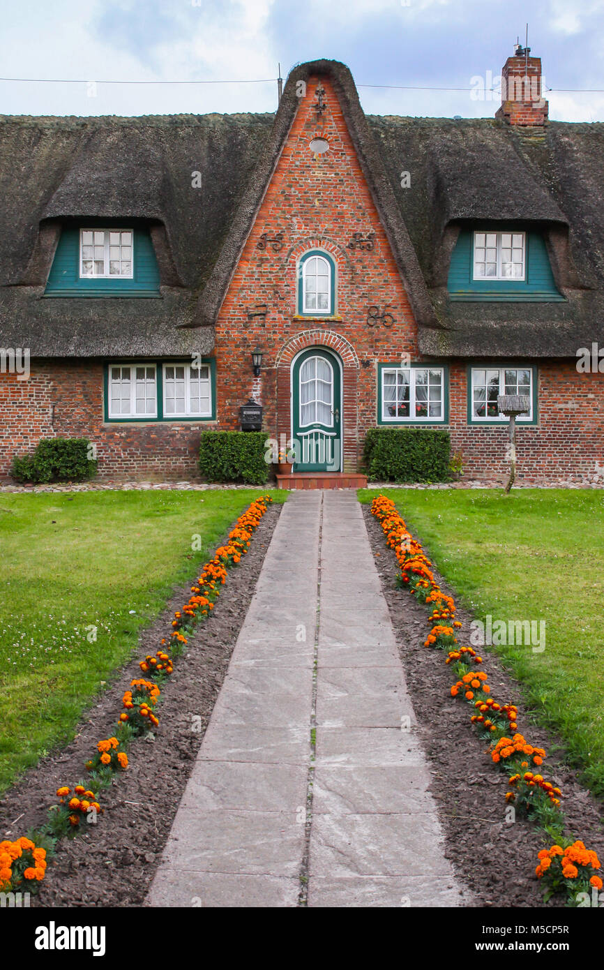 thatched house in village Keitum on north frisian island Sylt, Germany ...