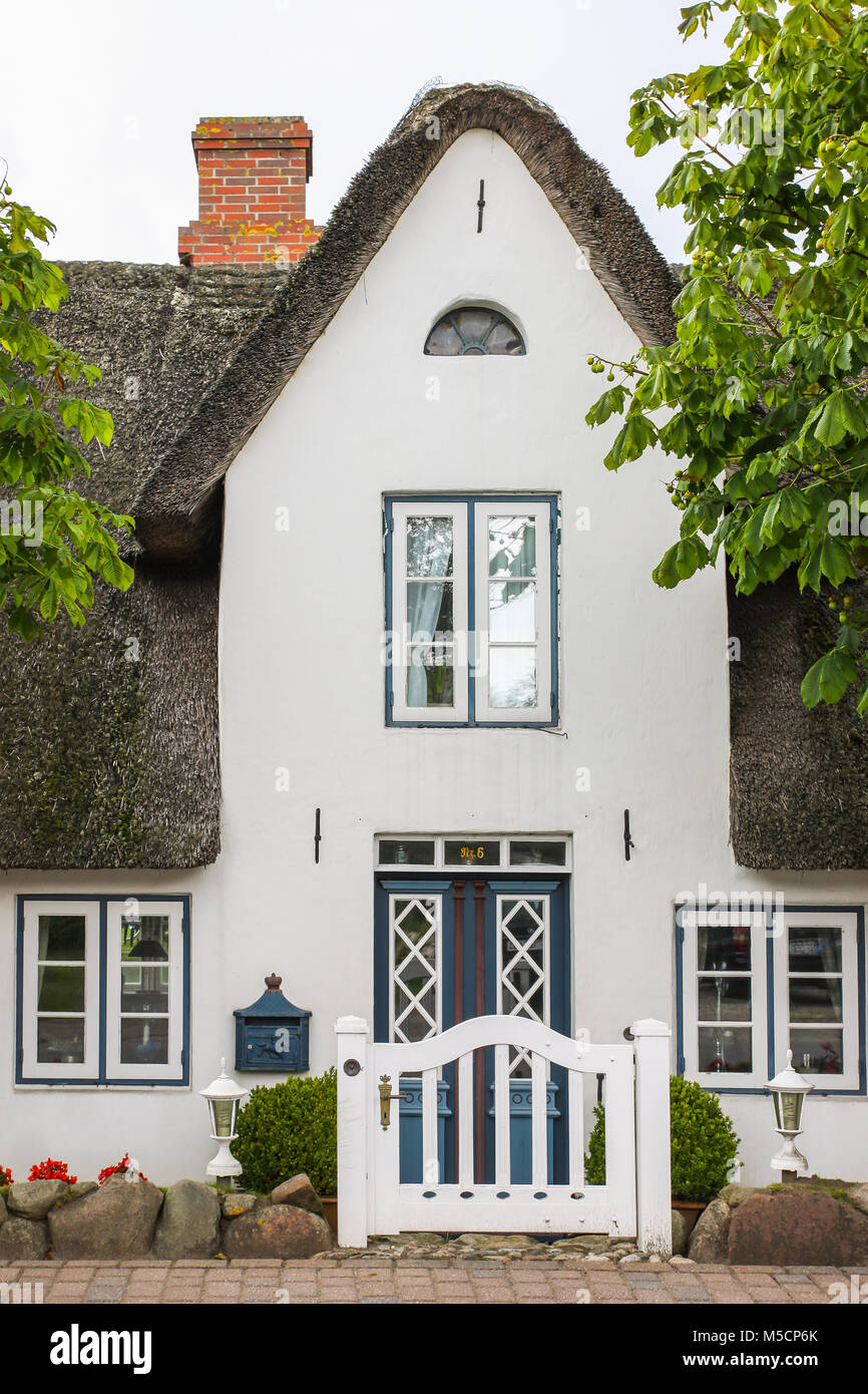 thatched house in village Keitum on north frisian island Sylt, Germany ...