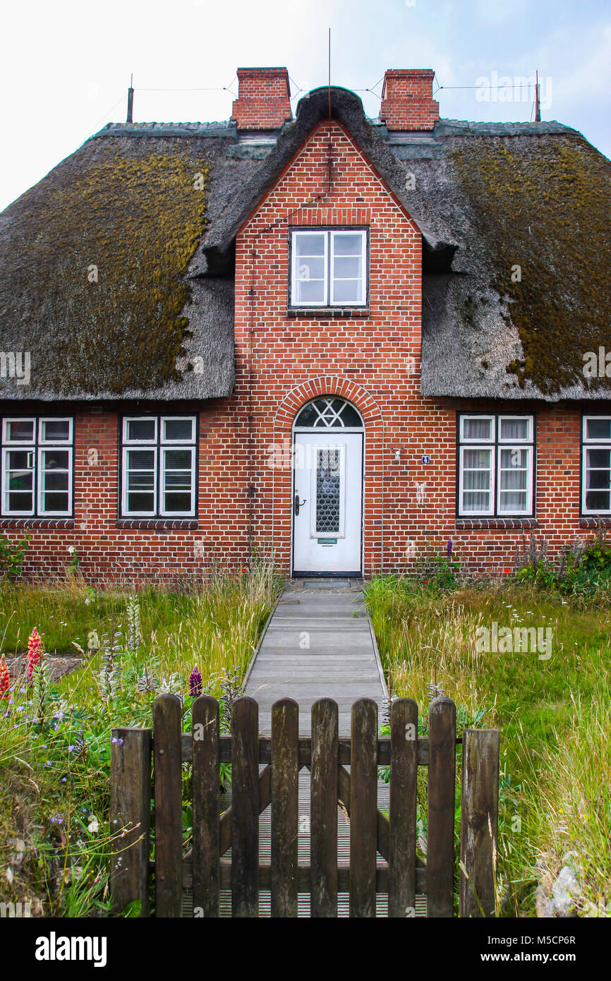 thatched house in village Keitum on north frisian island Sylt, Germany ...