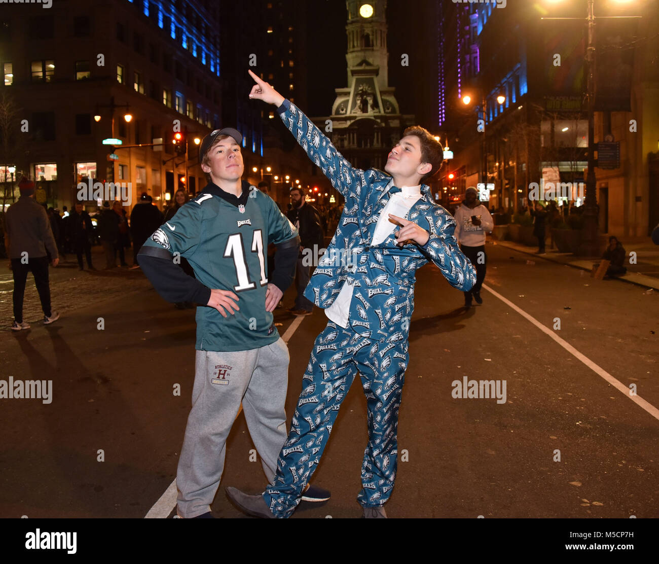 Crowds of Philadelphia Eagles fans celebrate at Broad and Walnut ...