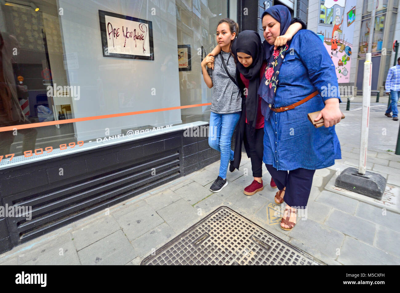 Helping muslim hi-res stock photography and images - Alamy