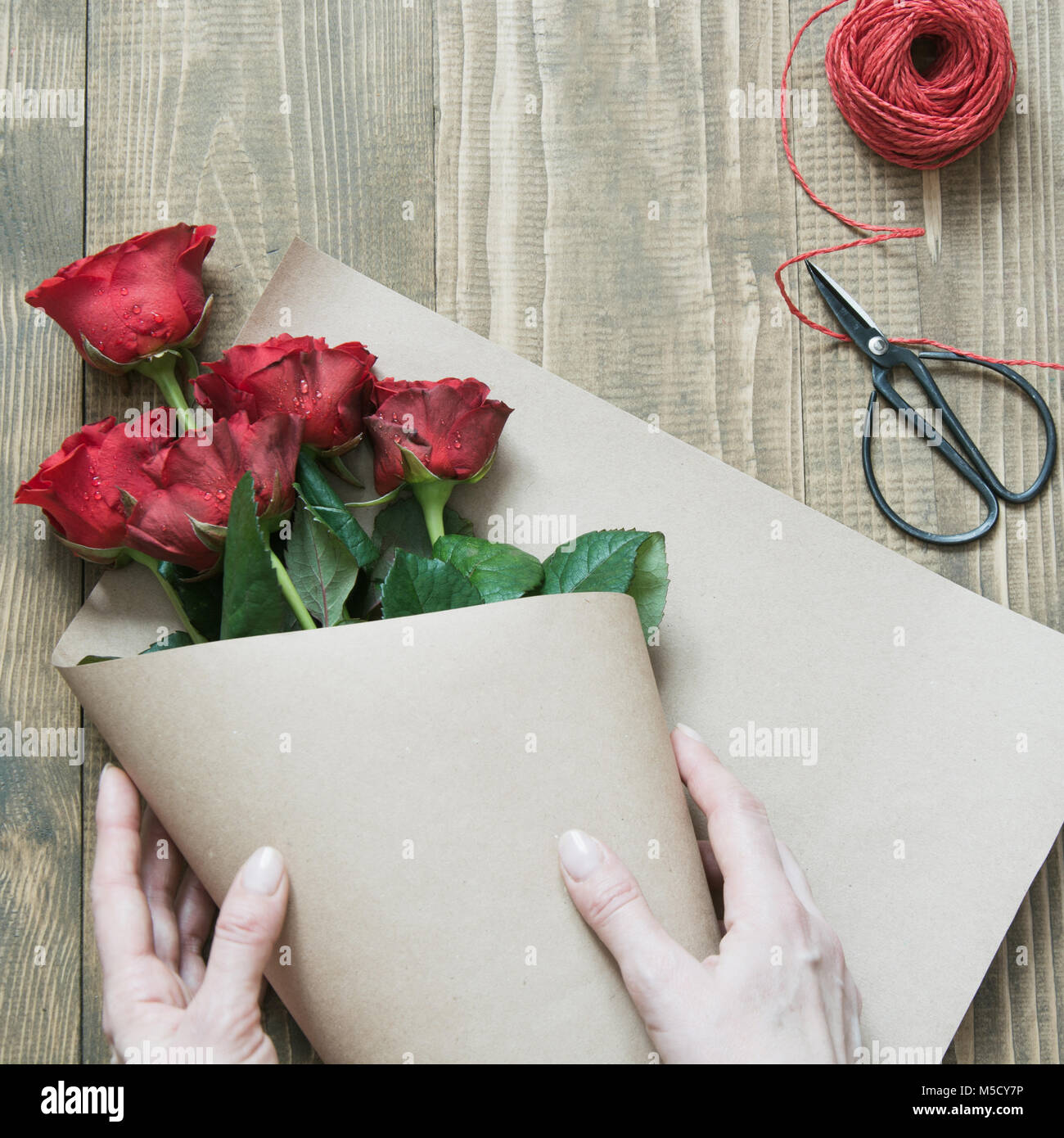 How to wrap a bouquet in paper hi-res stock photography and images - Alamy