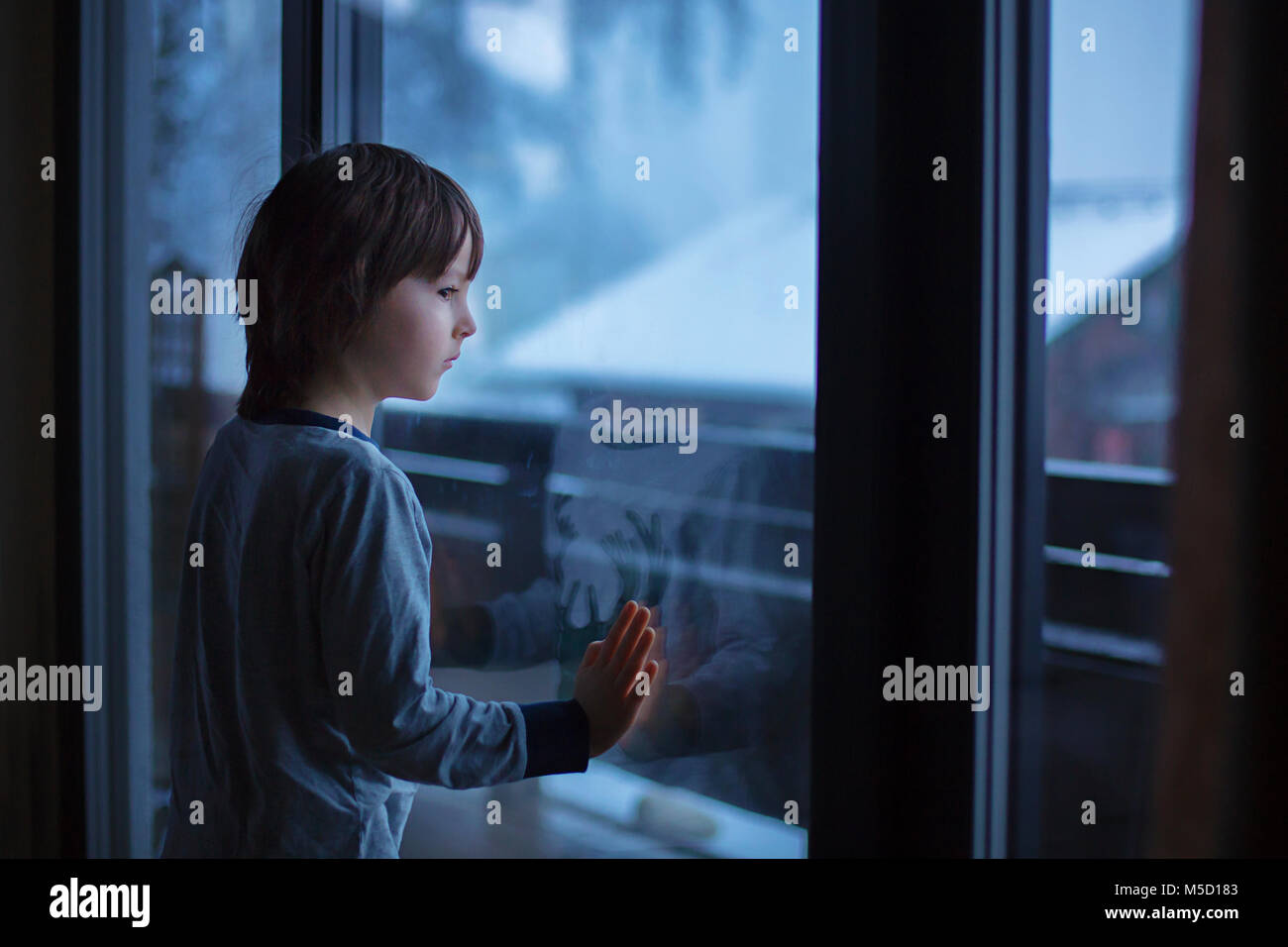Looking window cozy home snowy hi-res stock photography and images - Alamy