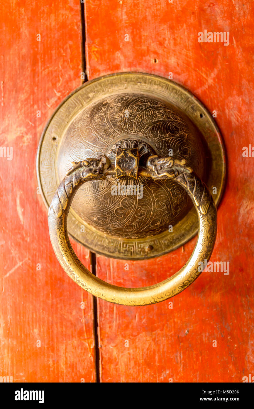 Bhutanese door knob at Drametse Goemba Dzong Stock Photo - Alamy
