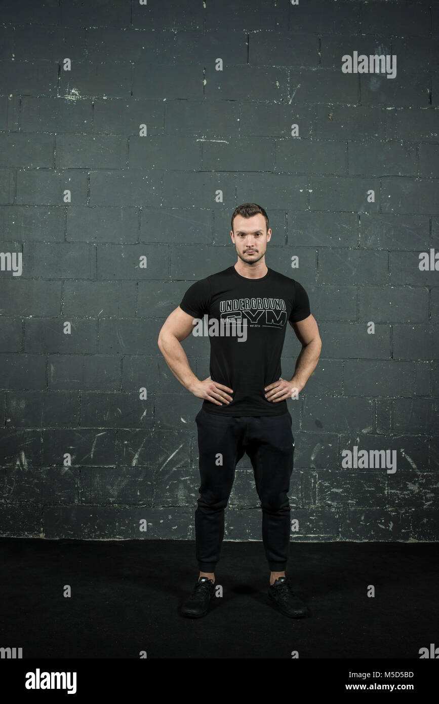 real people working out and lifting weights in an gym Stock Photo - Alamy