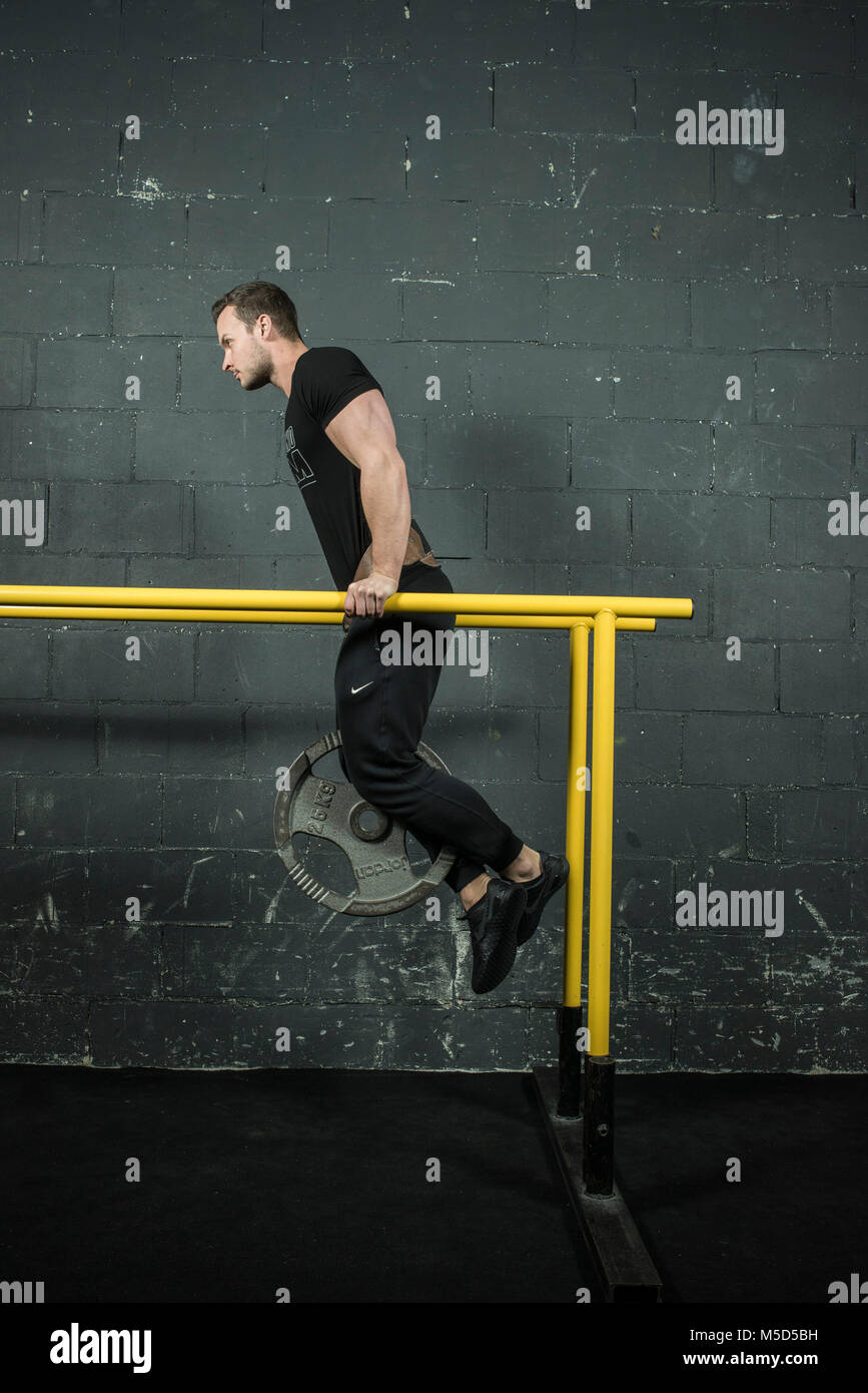 real people working out and lifting weights in an gym Stock Photo - Alamy