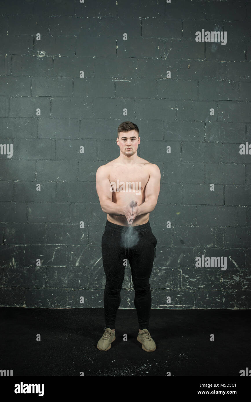 real people working out and lifting weights in an gym Stock Photo - Alamy