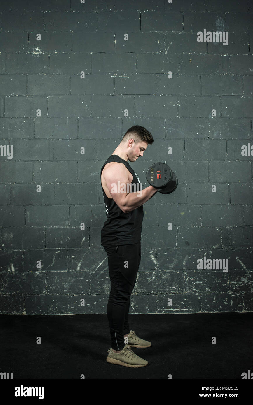 real people working out and lifting weights in an gym Stock Photo - Alamy