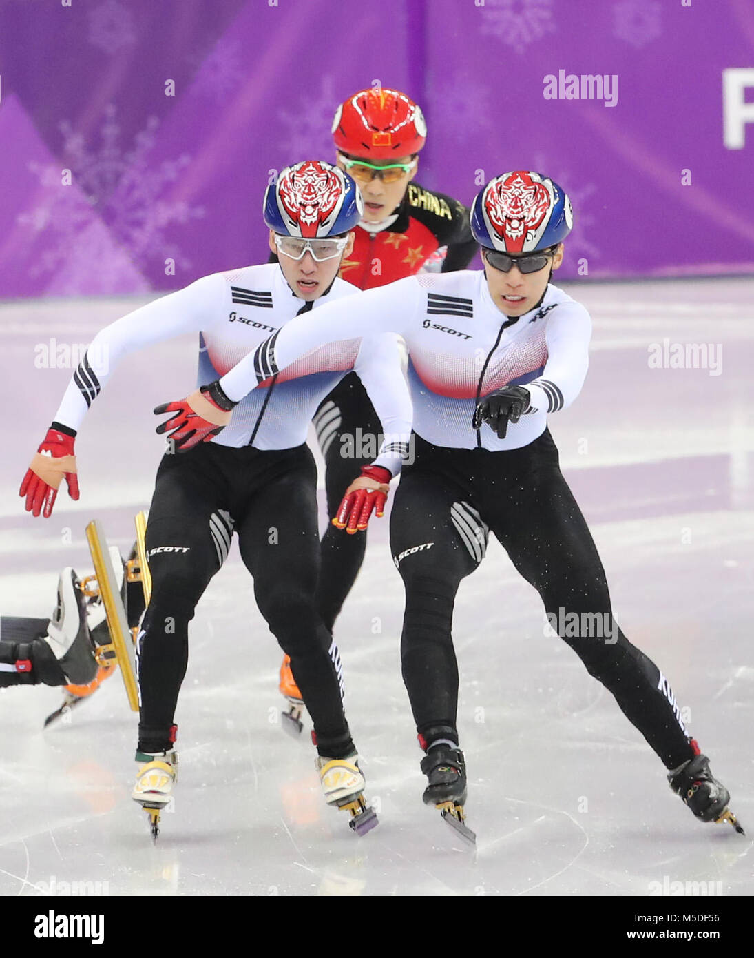 Men's 500m short track semifinals Hwang Dae-heon (R) and Lim Hyo-jun (L ...