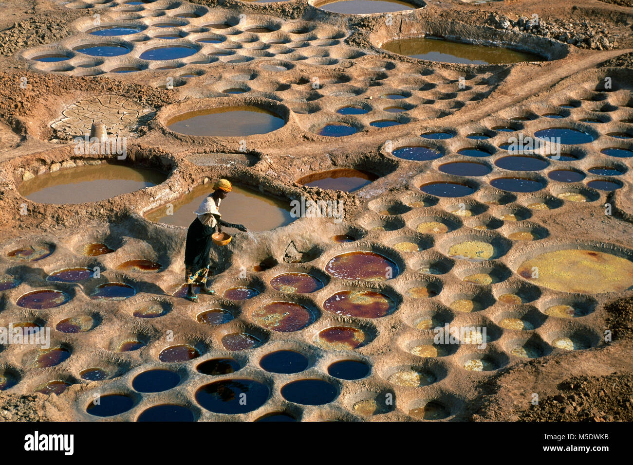 Songhai producing salt niger hi-res stock photography and images - Alamy