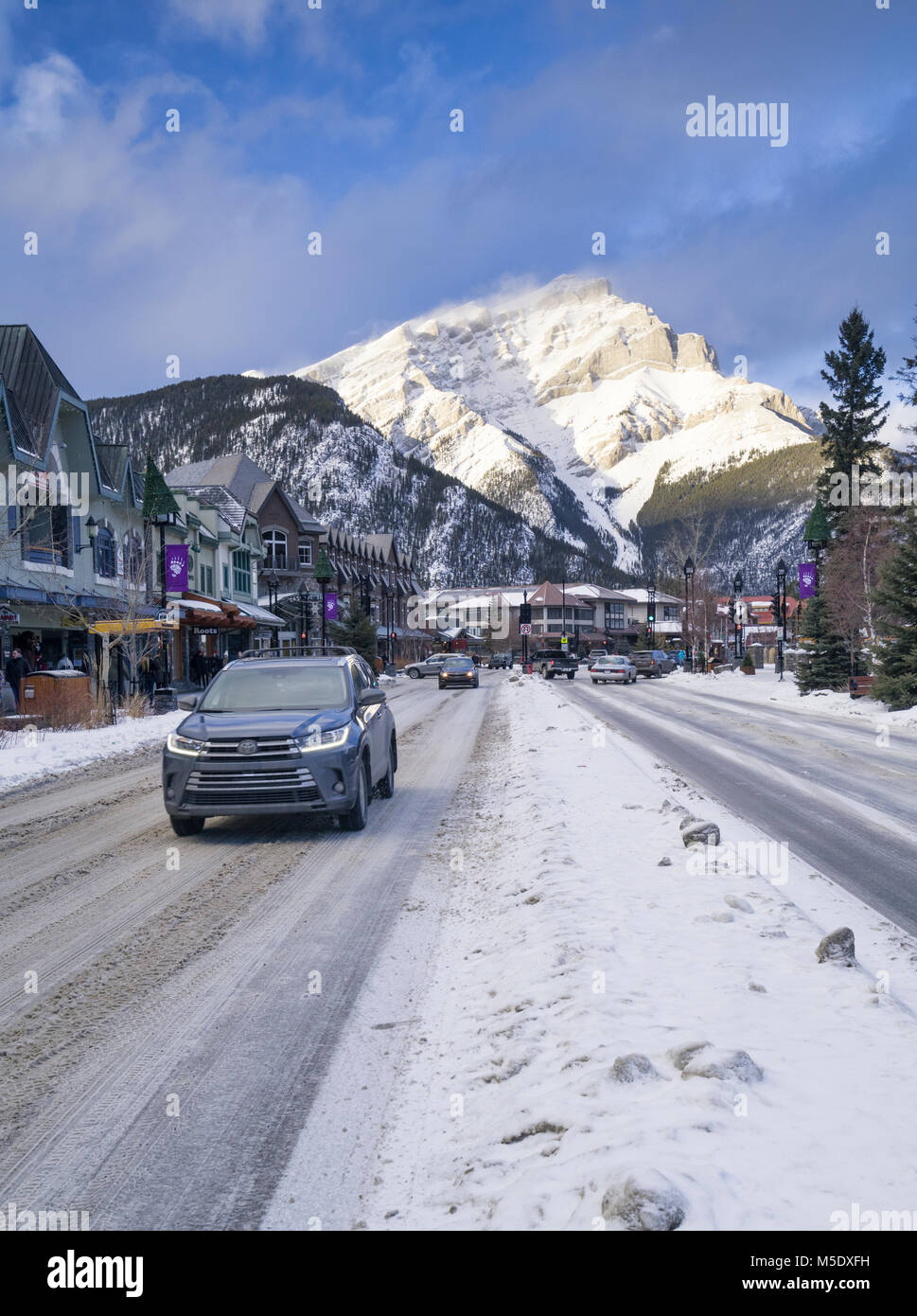 Traffic in the town hi-res stock photography and images - Alamy