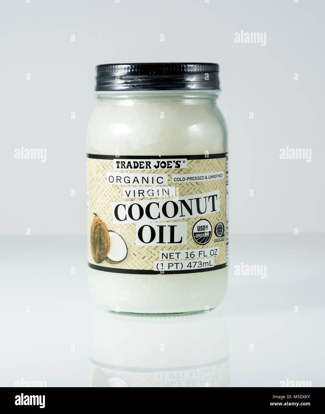 Coconut oil bottle hi-res stock photography and images - Alamy