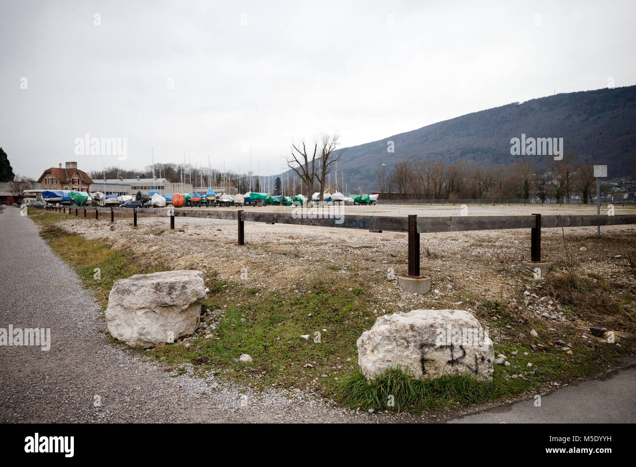 Parking bay, sailing ships, motorboats, way, stone, roadblock, fence ...