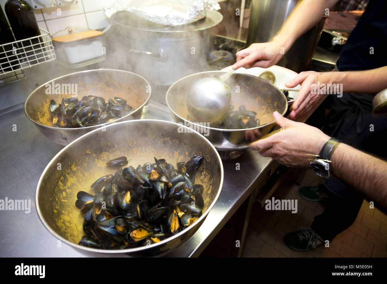 Rotten mussels hi-res stock photography and images - Alamy