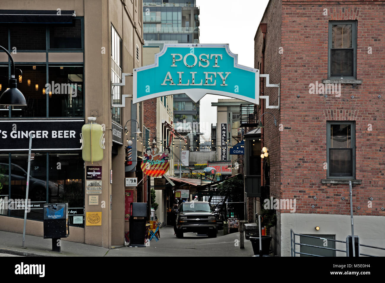 Busy alley hi-res stock photography and images - Alamy