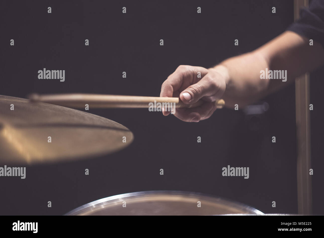 Drummer performing drum roll hi-res stock photography and images - Alamy