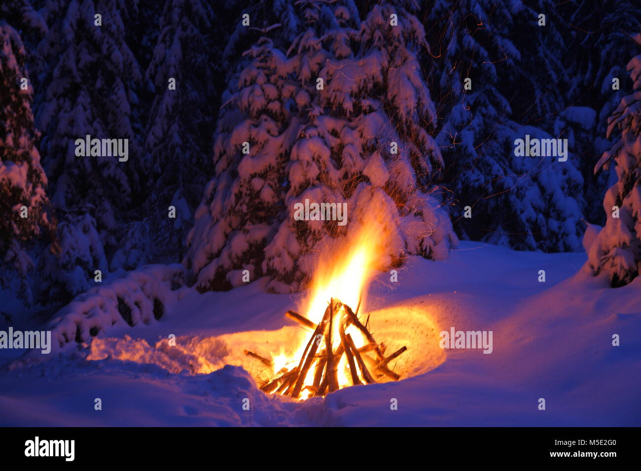 Bonfire winter hi-res stock photography and images - Alamy