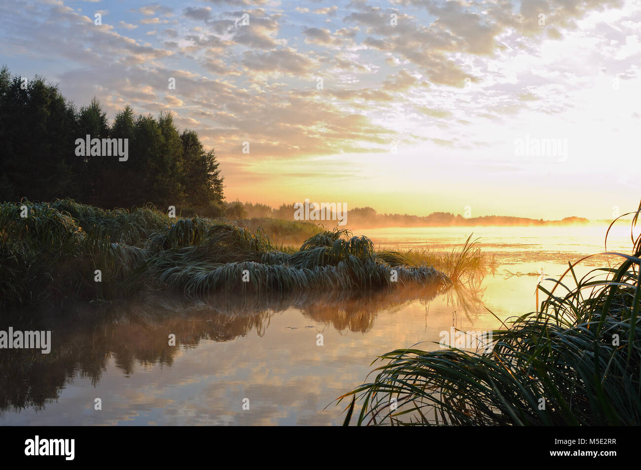 Dawn on the river hi-res stock photography and images - Alamy
