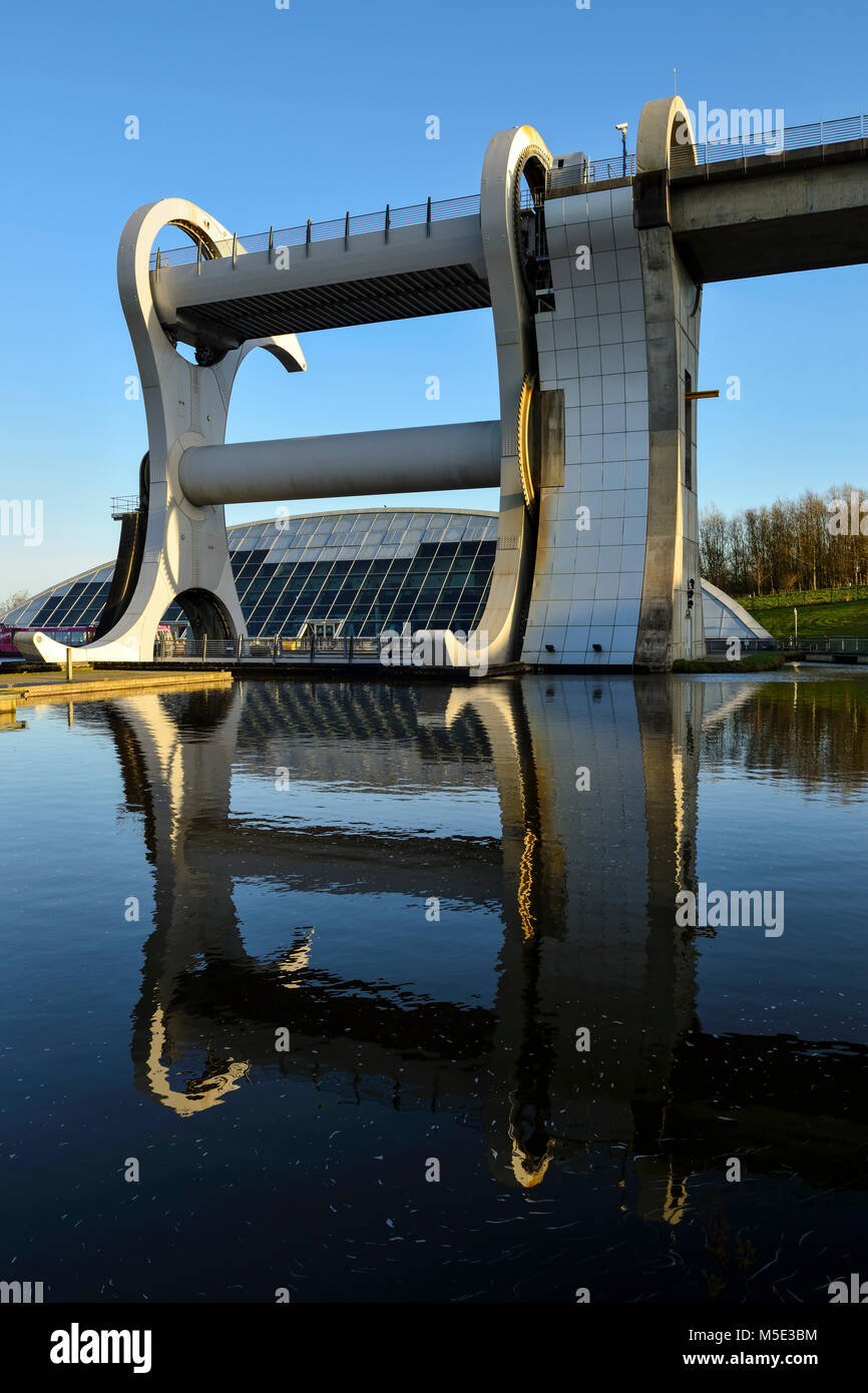 Falkirk Wheel rotating boat lift linking the Forth and Clyde Canal with ...