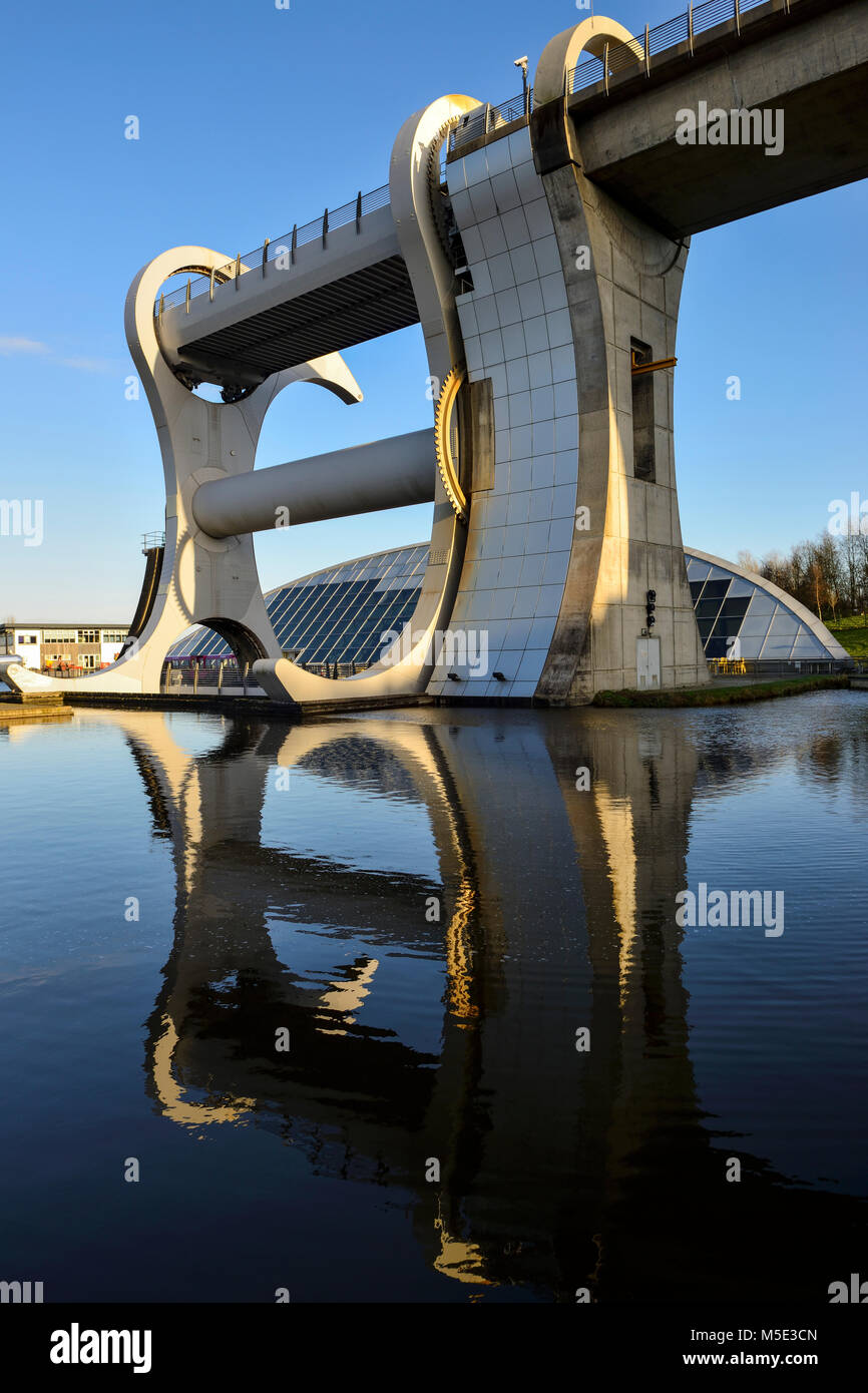 Falkirk Wheel rotating boat lift linking the Forth and Clyde Canal with ...