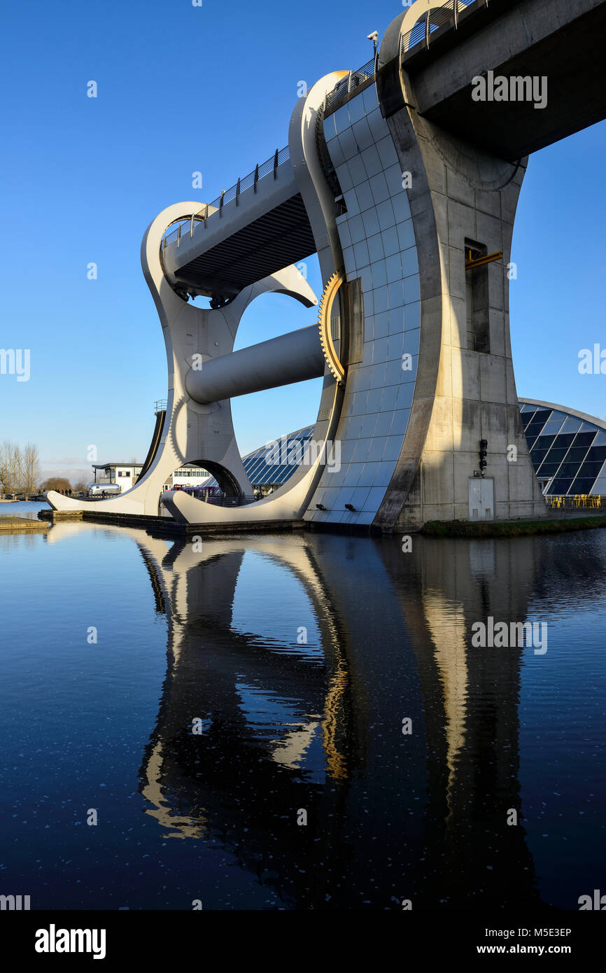 Falkirk Wheel rotating boat lift linking the Forth and Clyde Canal with ...