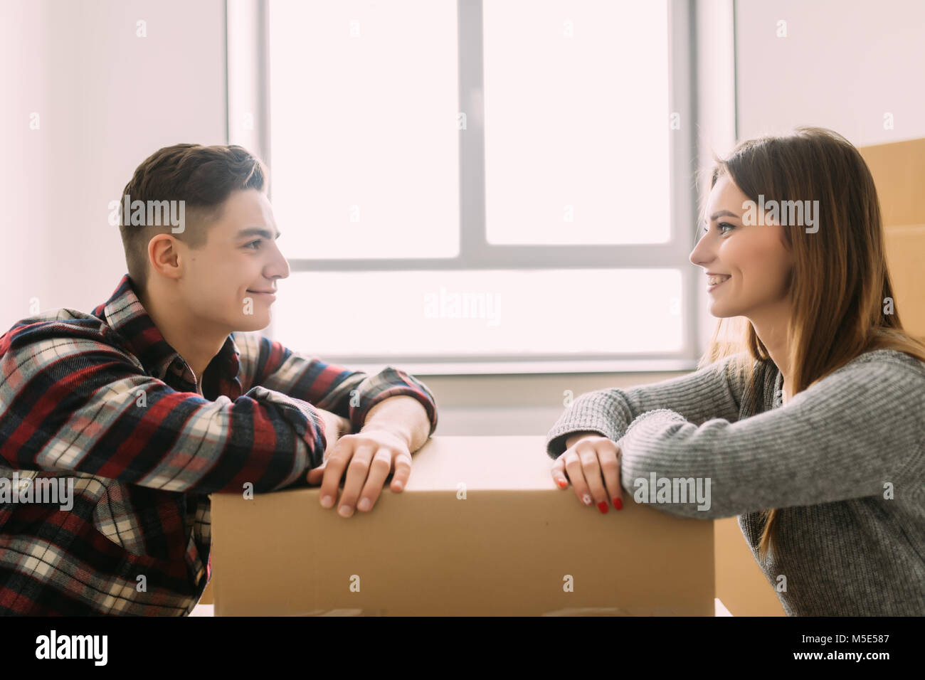 Couple leaning on a box hi-res stock photography and images - Alamy