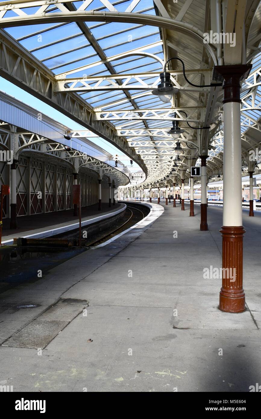 Platform 1 at Wemyss Bay railway station Stock Photo - Alamy