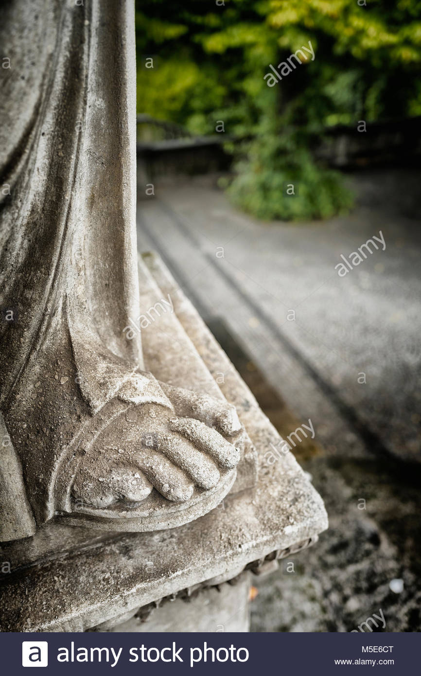 Statue Of Stone An Stone Plinth Stock Photos & Statue Of Stone An Stone ...