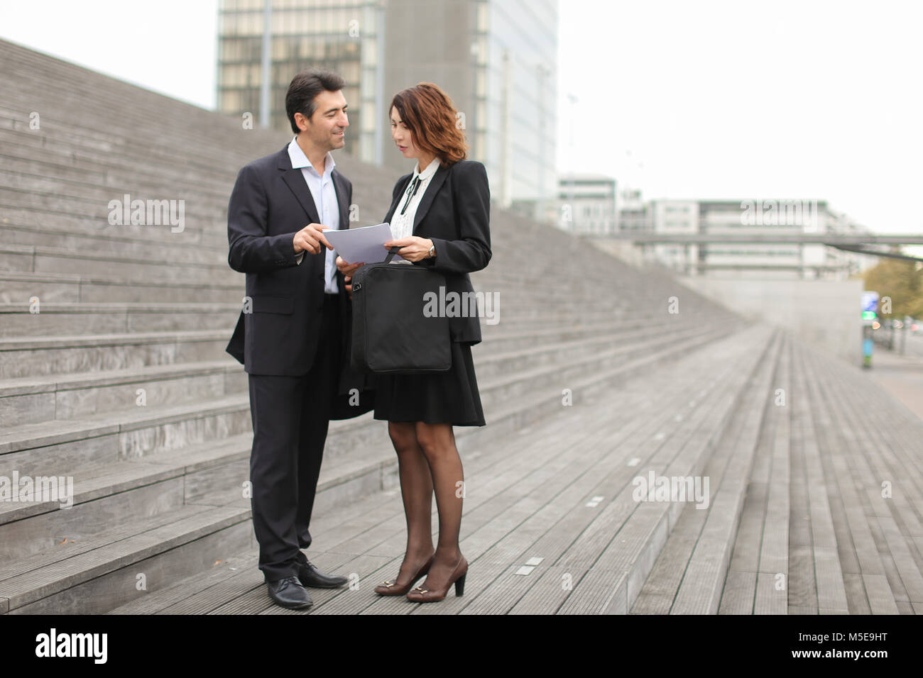male lawyer speaking with female client Stock Photo - Alamy