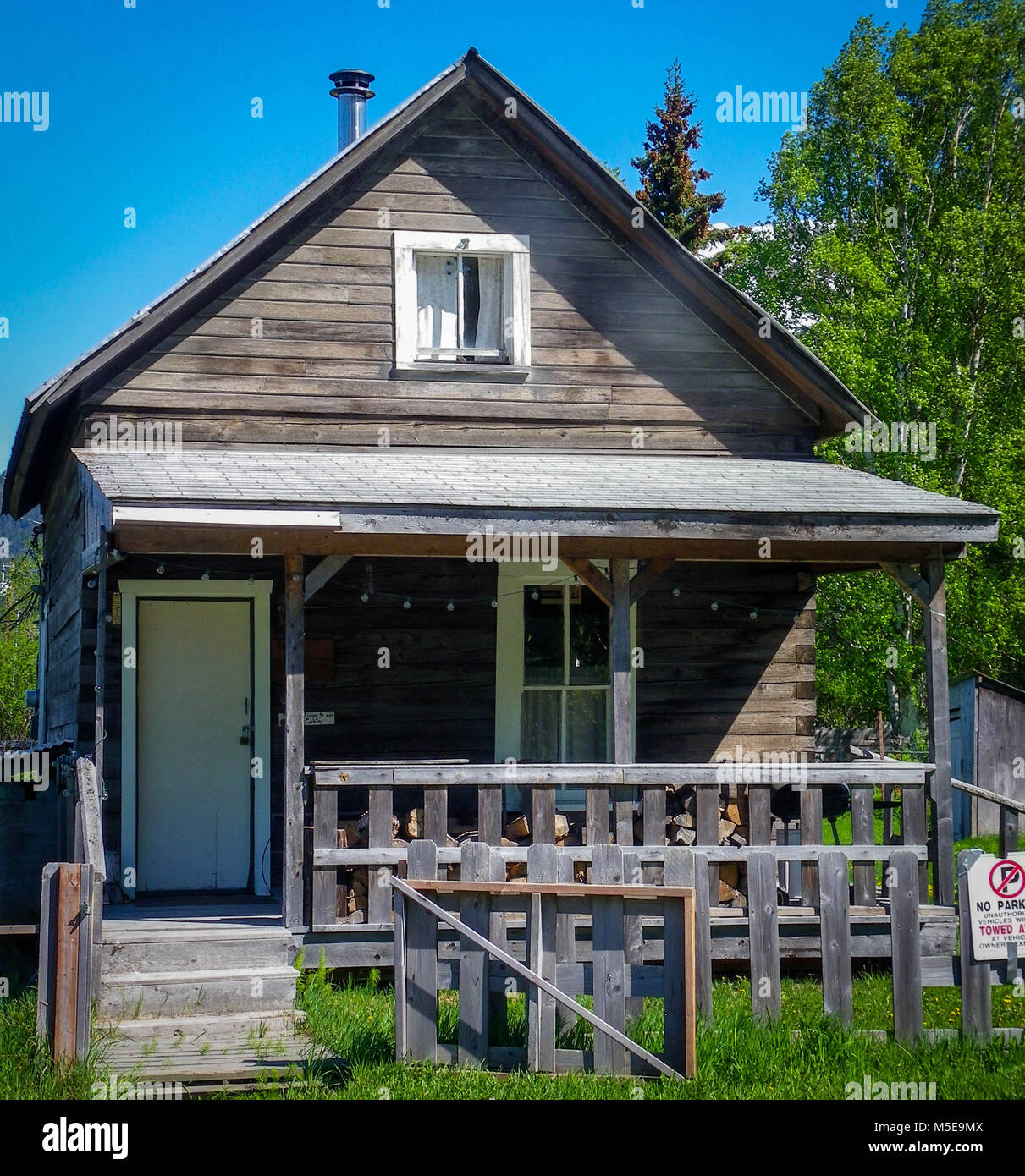 Rustic log cabin hi-res stock photography and images - Alamy