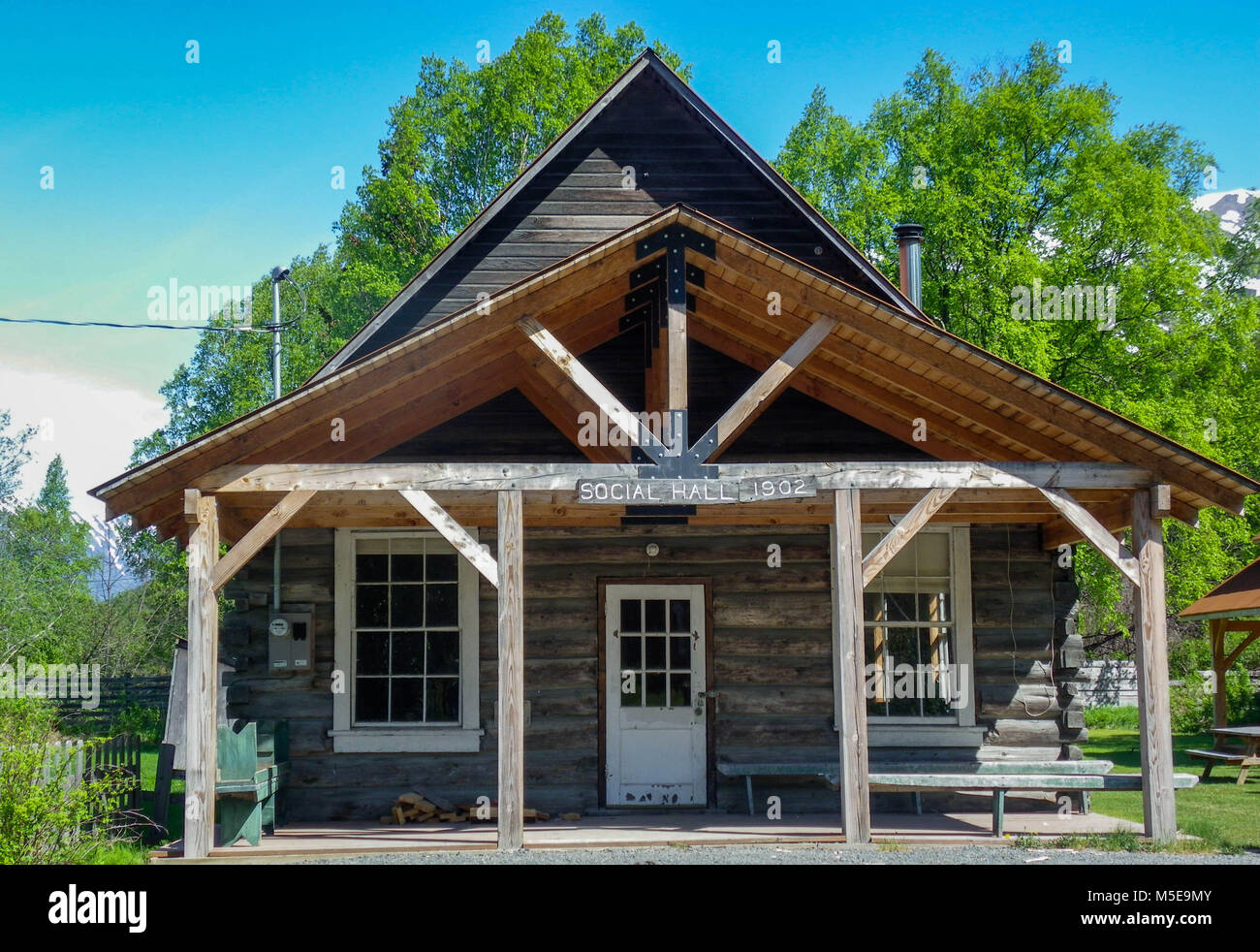 Nice log cabin hi-res stock photography and images - Alamy