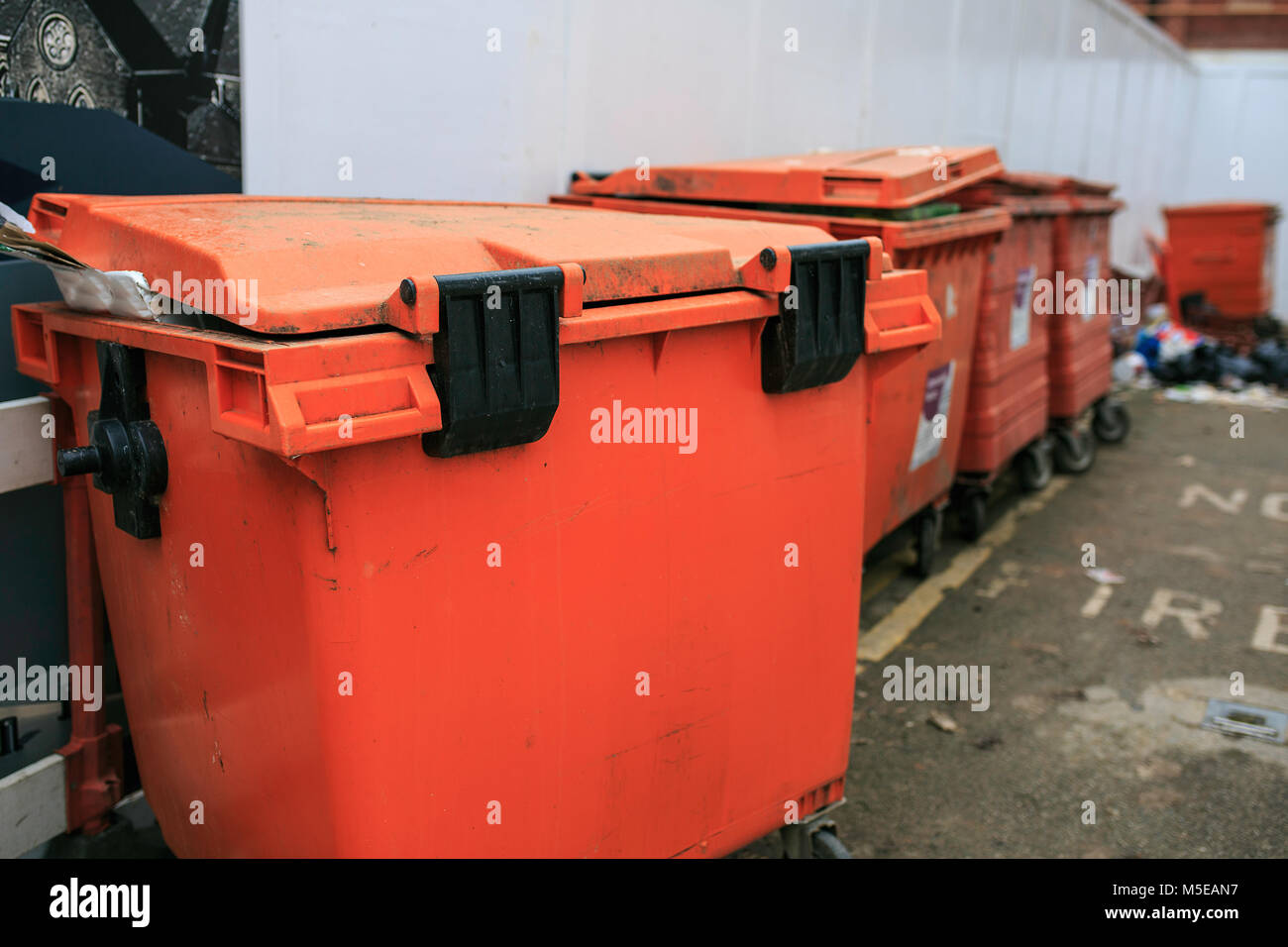 Rubbish container on the street Stock Photo - Alamy