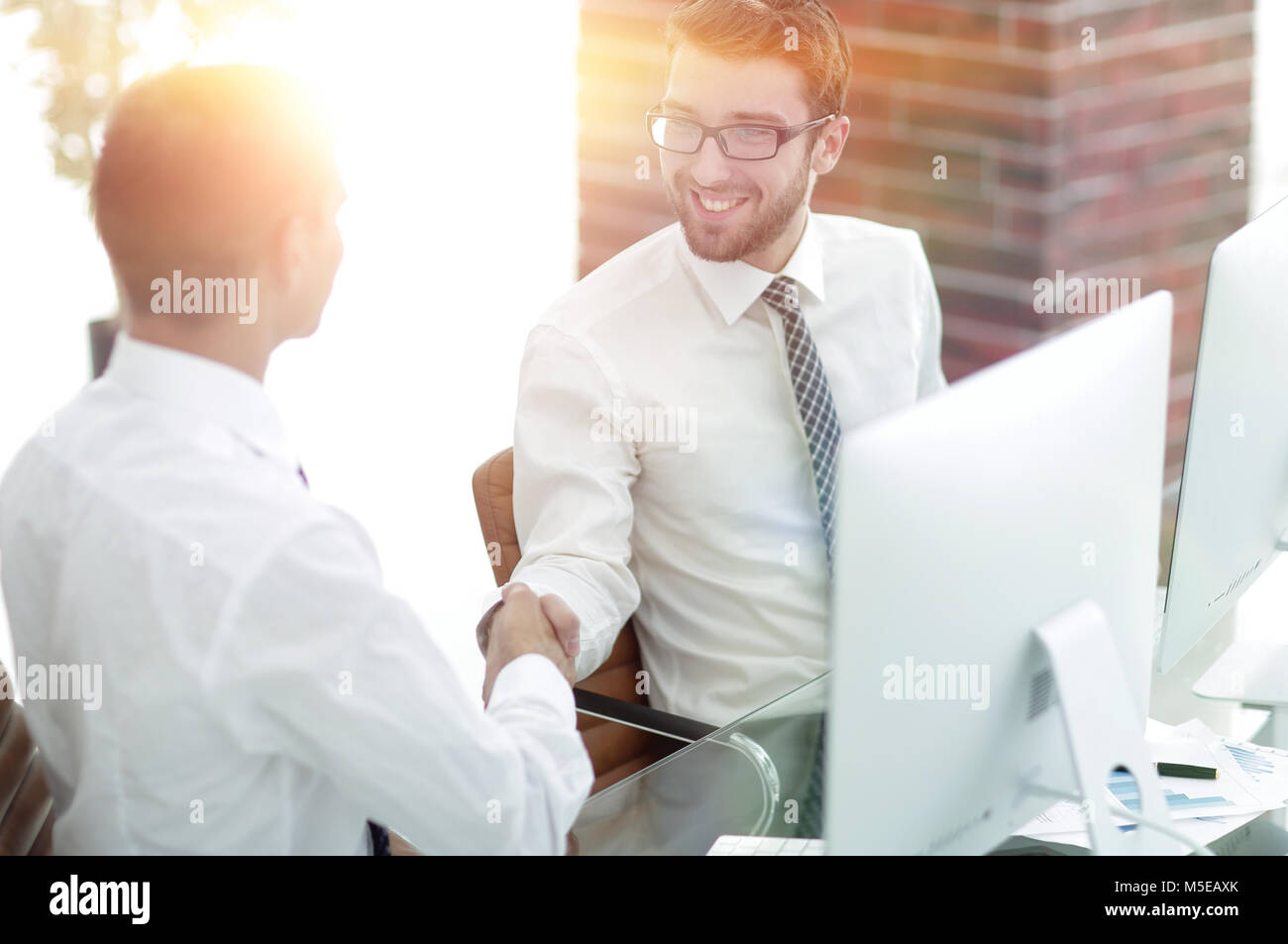 handshake Manager and customer in a modern office Stock Photo - Alamy