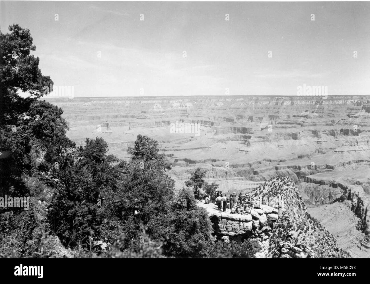 Grand Canyon Grandview Point AUTO CARAVAN VISITORS AT GRANDVIEW POINT ...