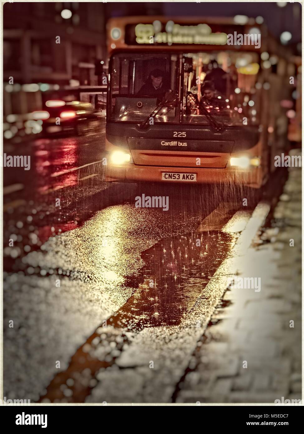 Cardiff bus hi-res stock photography and images - Alamy