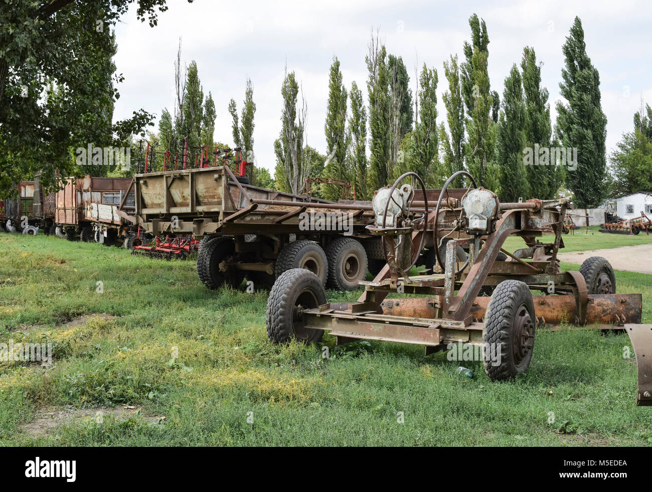 Grader on a trailer for heavy equipment. Trailer Hitch for tractors and ...