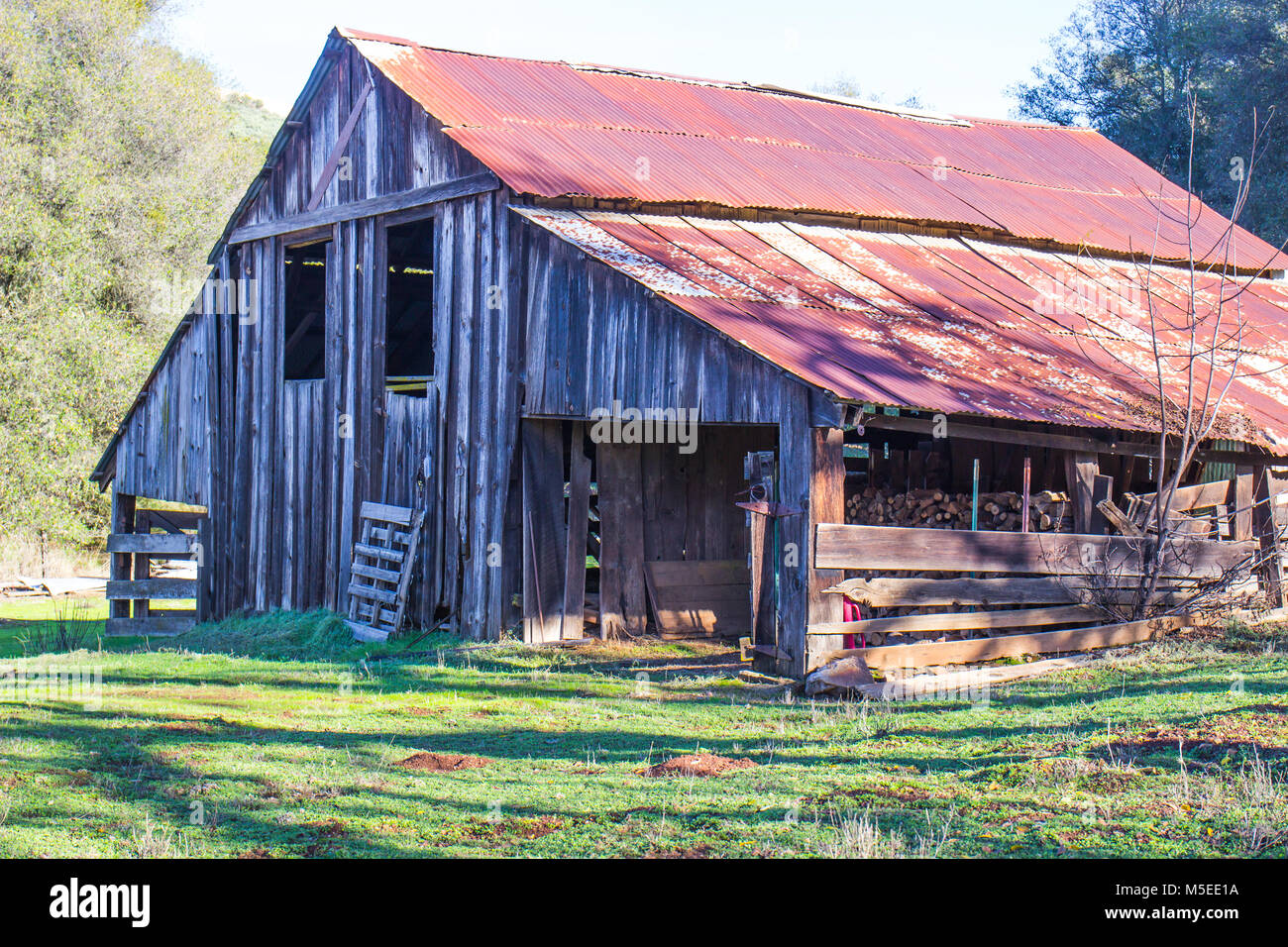Rusted tin roof hi-res stock photography and images - Alamy