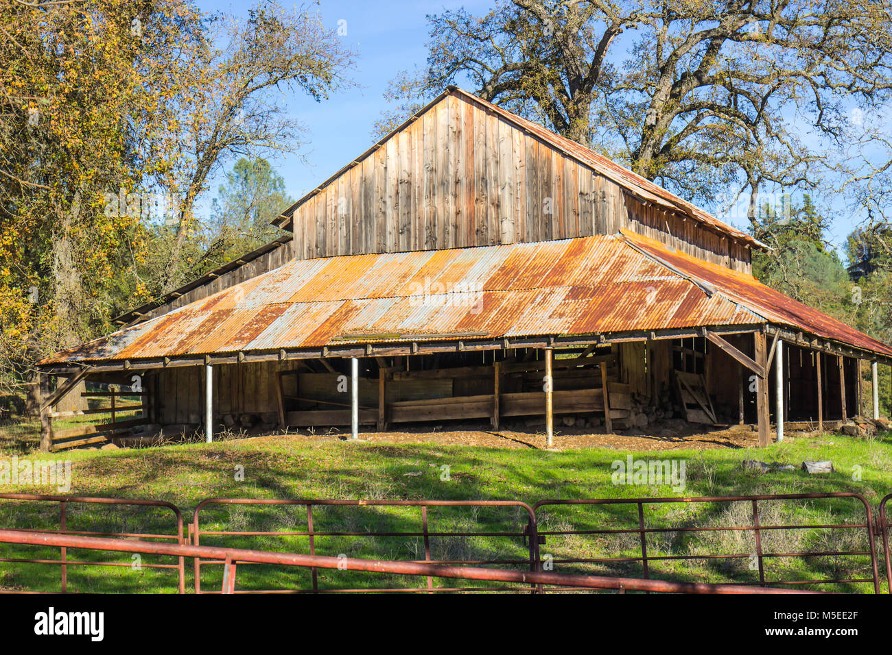 Old barn rusty tin roof hi-res stock photography and images - Alamy