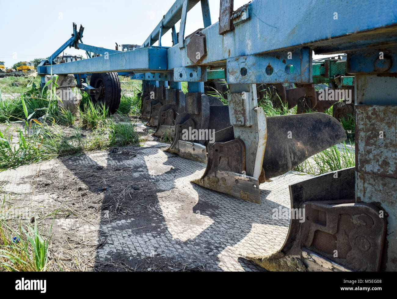 Combines on trailers hi-res stock photography and images - Alamy